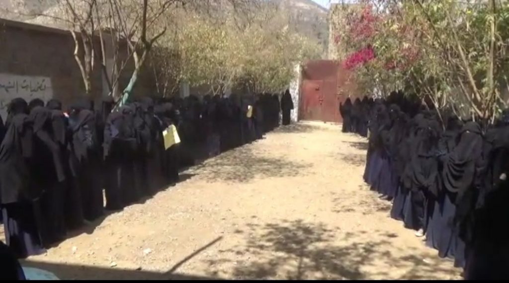 وقفة نسوية في المحابشة بحجة دعماً لحملة إعصار اليمن يمانيون